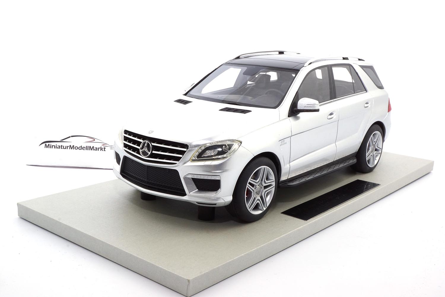 Mercedes-Benz ML63 AMG V8 Biturbo - Silber im Maßstab 1:18 von LS ...