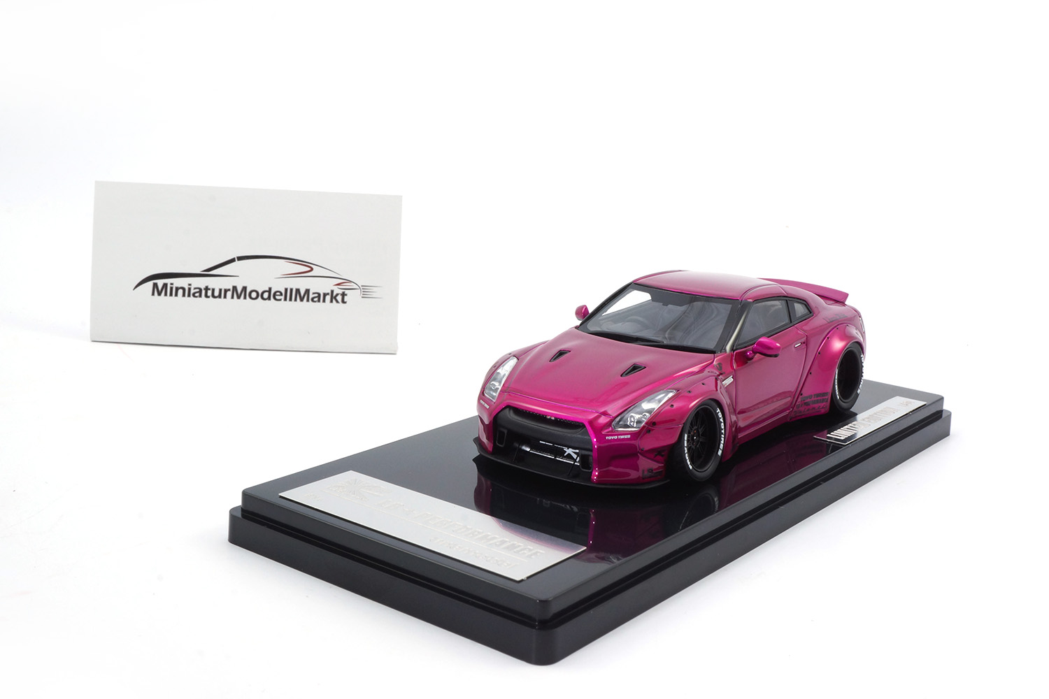 Liberty Walk Nissan GT-R (R35) - Chrome Pink - Ducktail im Maßstab 1:43 ...